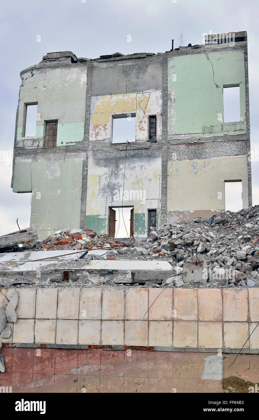 Broken building hi-res stock photography and images - Alamy