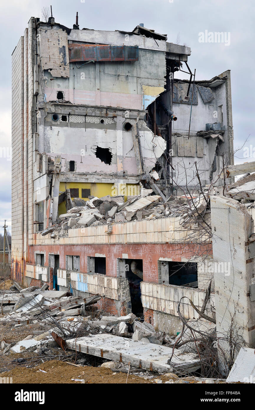 Broken building hi-res stock photography and images - Alamy