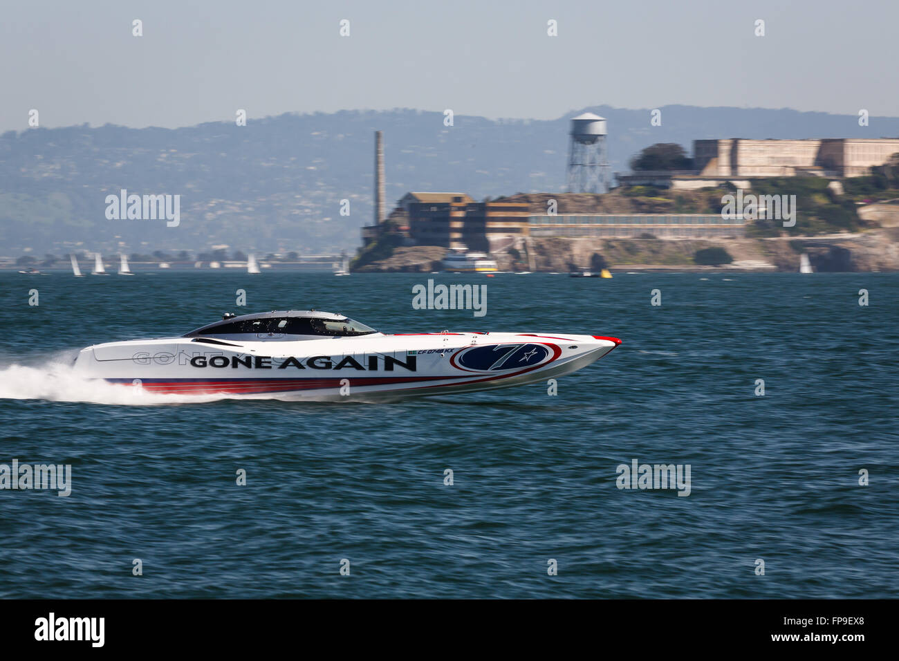Speed boat races fast across San Francisco Bay Stock Photo - Alamy