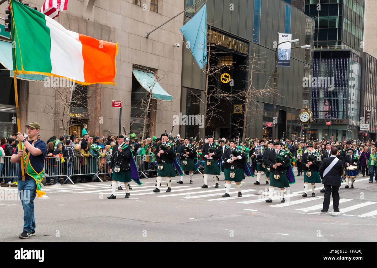 Drummers marching in pipe band hi-res stock photography and images - Alamy
