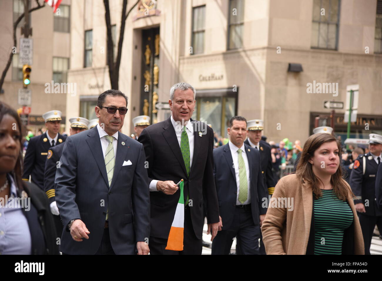 Thousands of spectators lined Fifth Avenue to witness Mayor Bill de ...