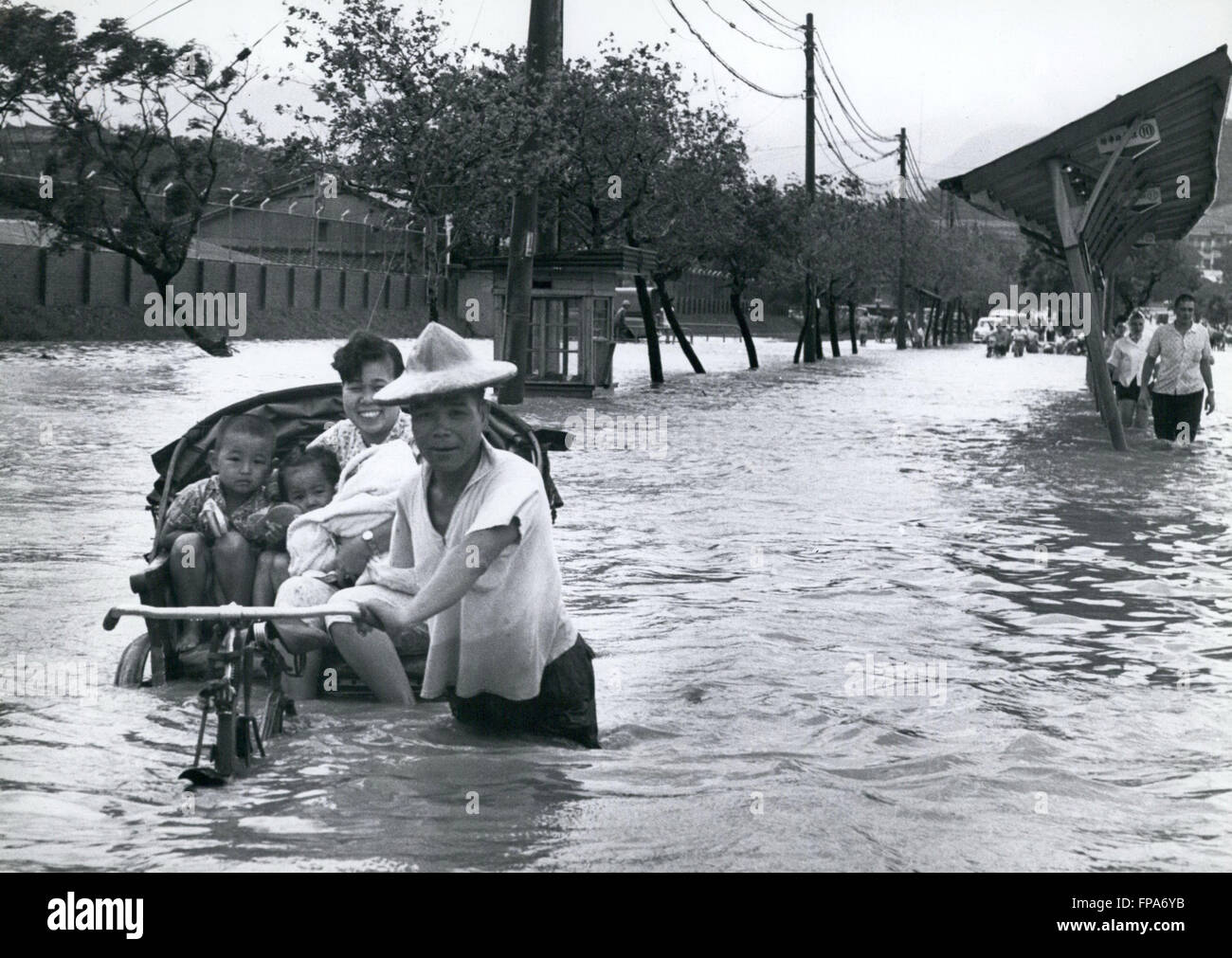 1959 - Typhoon Amy floods Taipei: A chinese mother & her children try ...