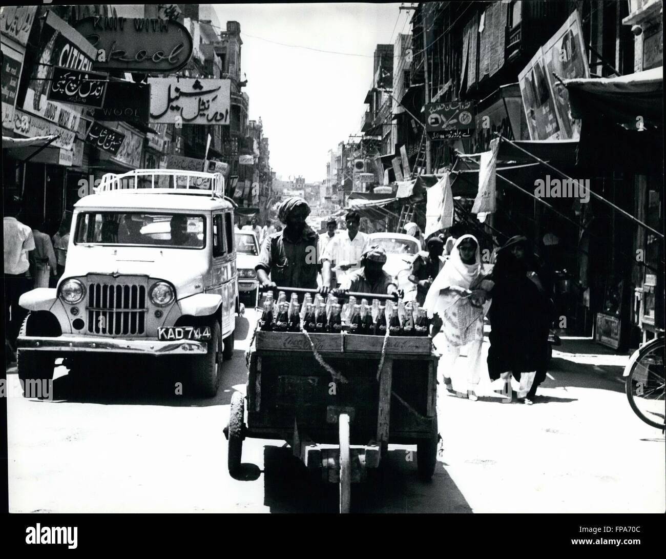 Karachi street scene hi-res stock photography and images - Alamy
