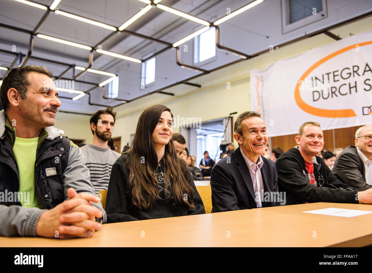 Berlin, Germany. 18th Mar, 2016. Syrian swimmer Yusra Mardini (M), her ...