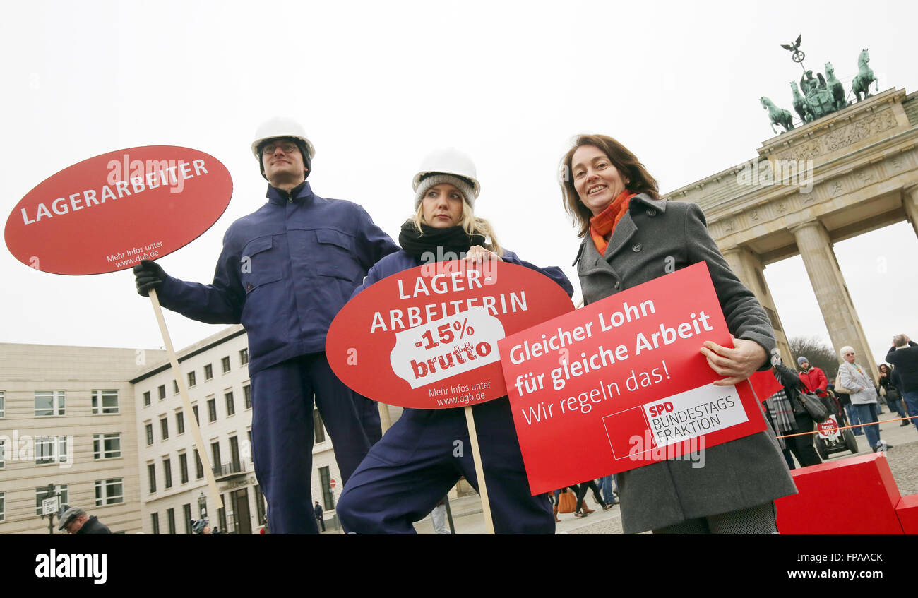 The general secretary of the SPD, Katarina Barley (R), stands next to ...