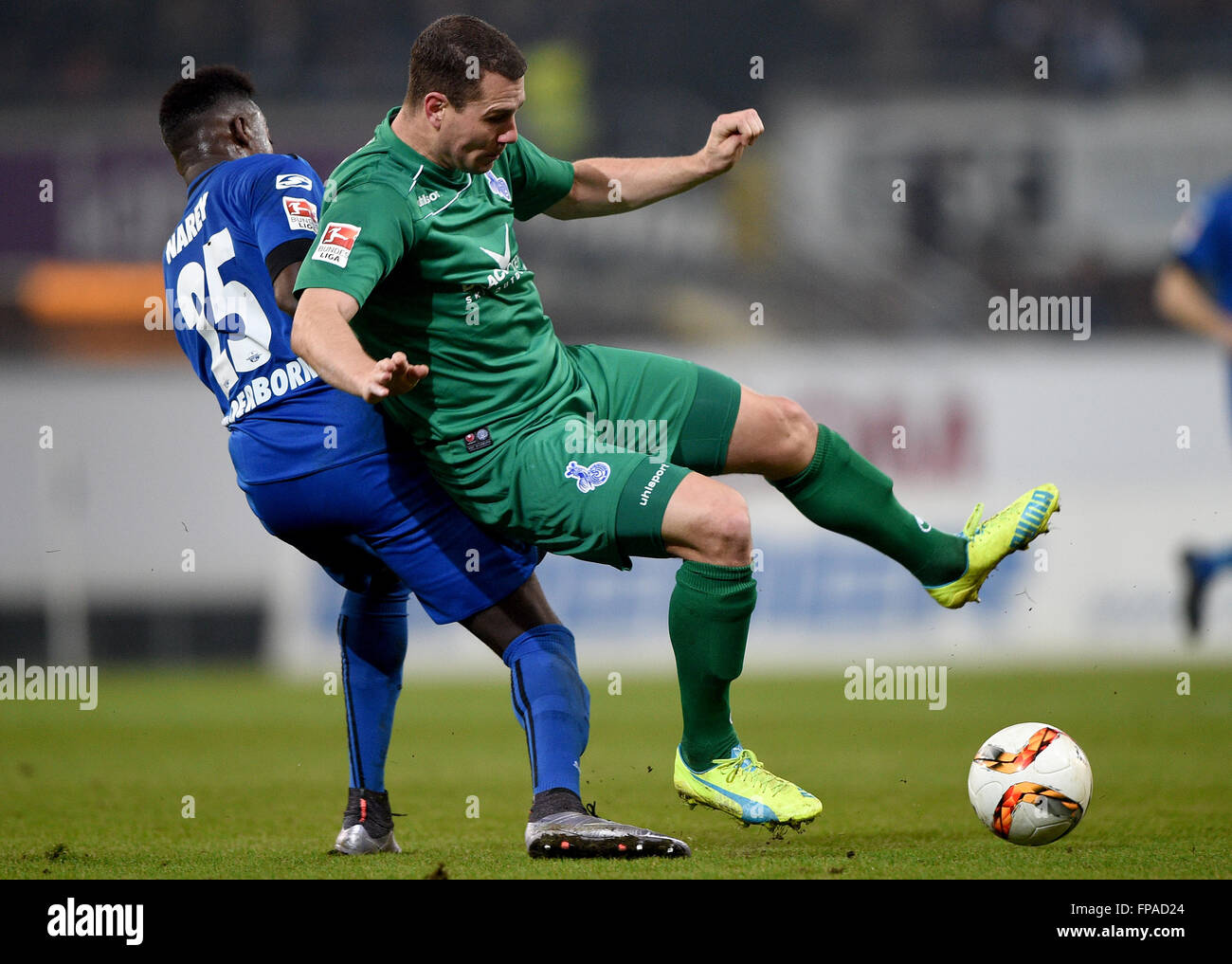 Paderborn's Khaled Narey (l) and Duisburg's Thomas Broeker in action ...