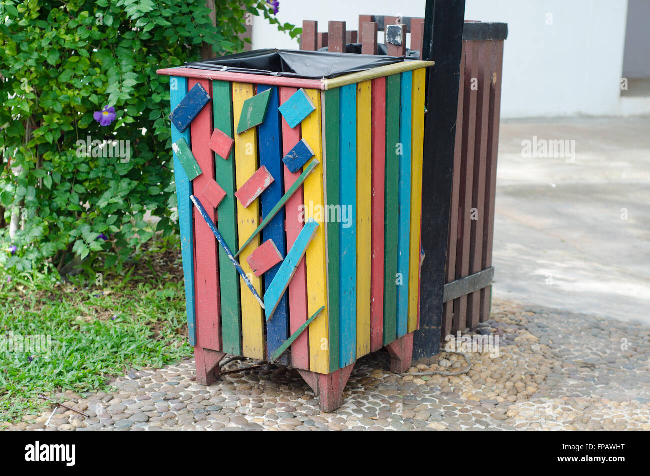 Trash bin in park hi-res stock photography and images - Alamy