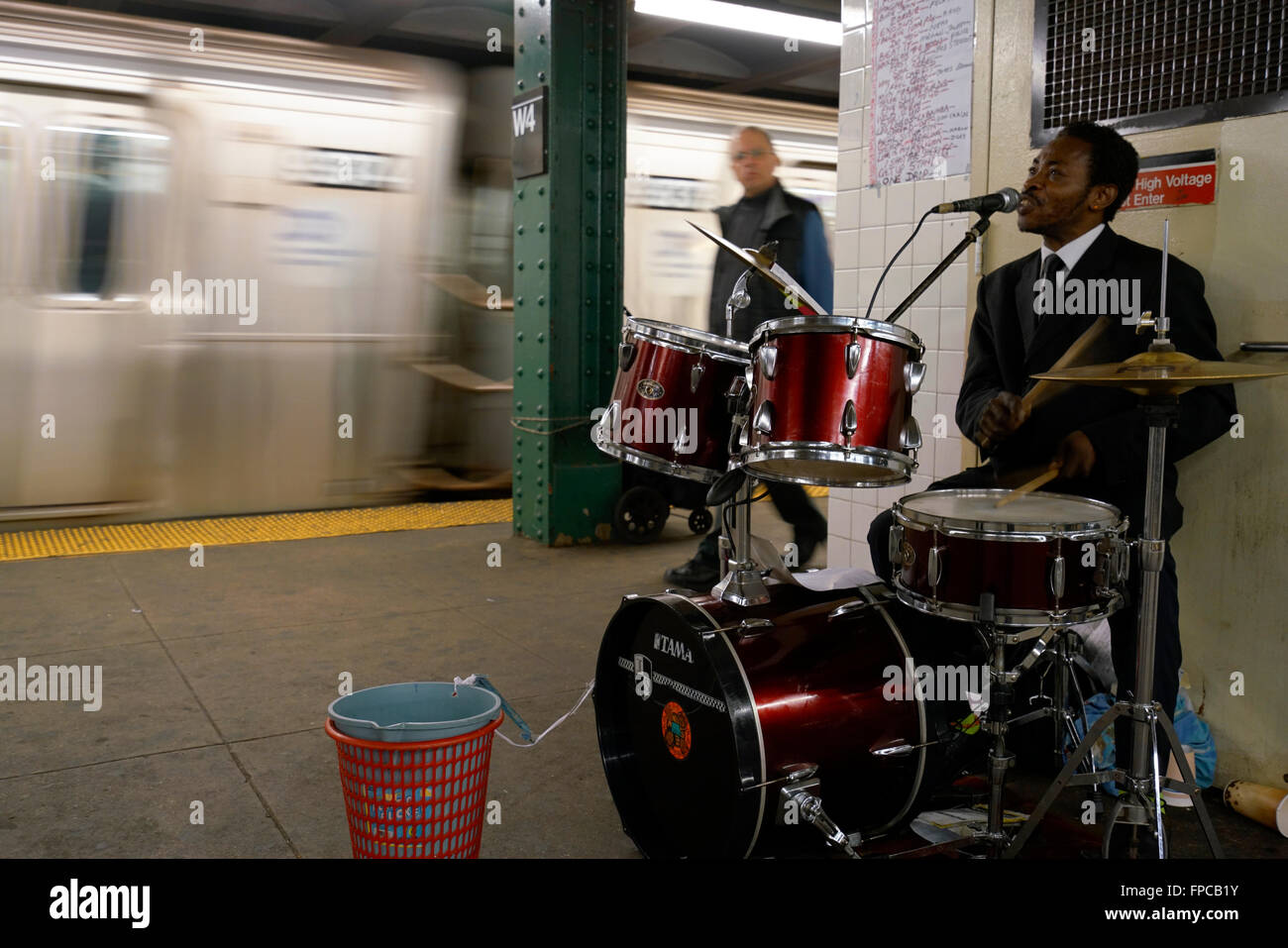 Subway performer hi-res stock photography and images - Alamy