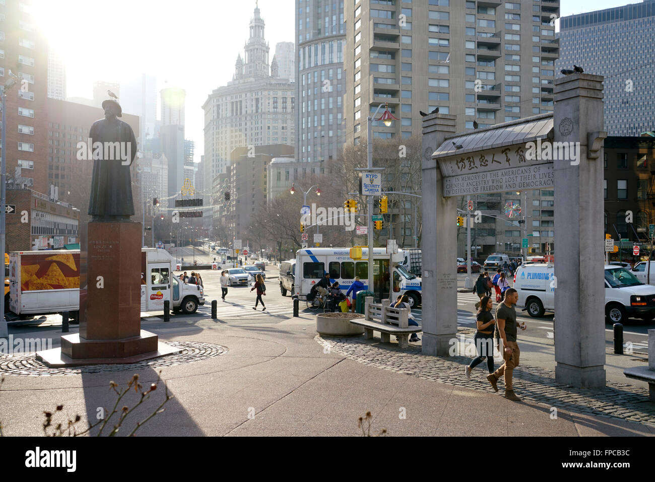 Chatham Square with statue of Lin Zexu and Kimlau Memorial Arch in ...