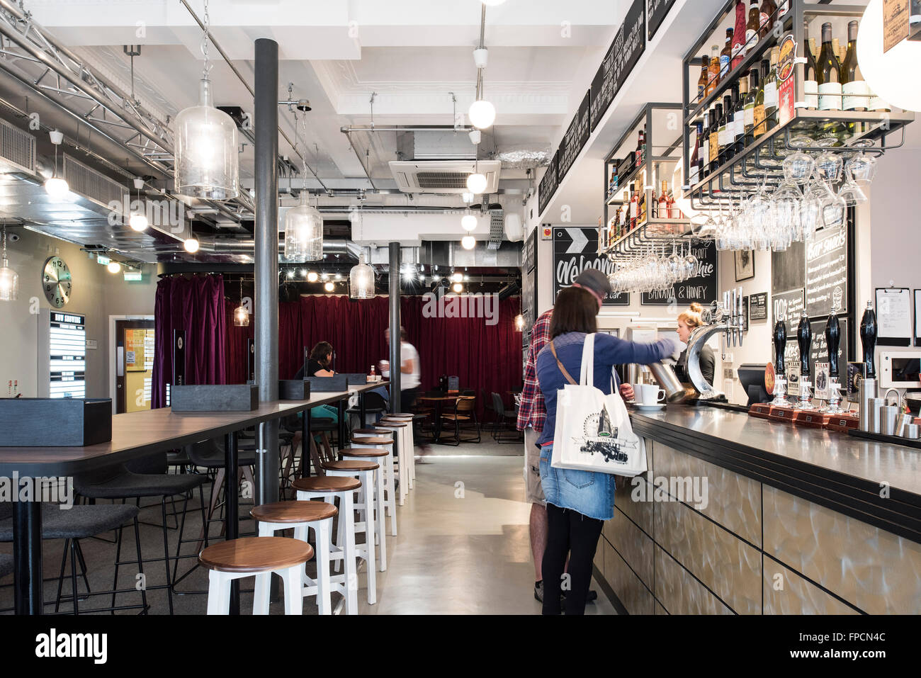 Caf interior hi-res stock photography and images - Alamy