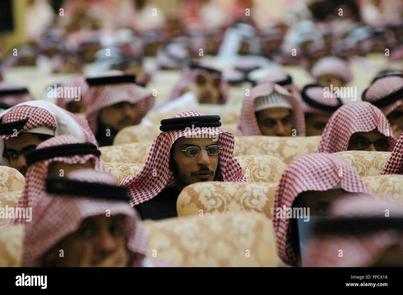 Rich arab men sitting hi-res stock photography and images - Alamy