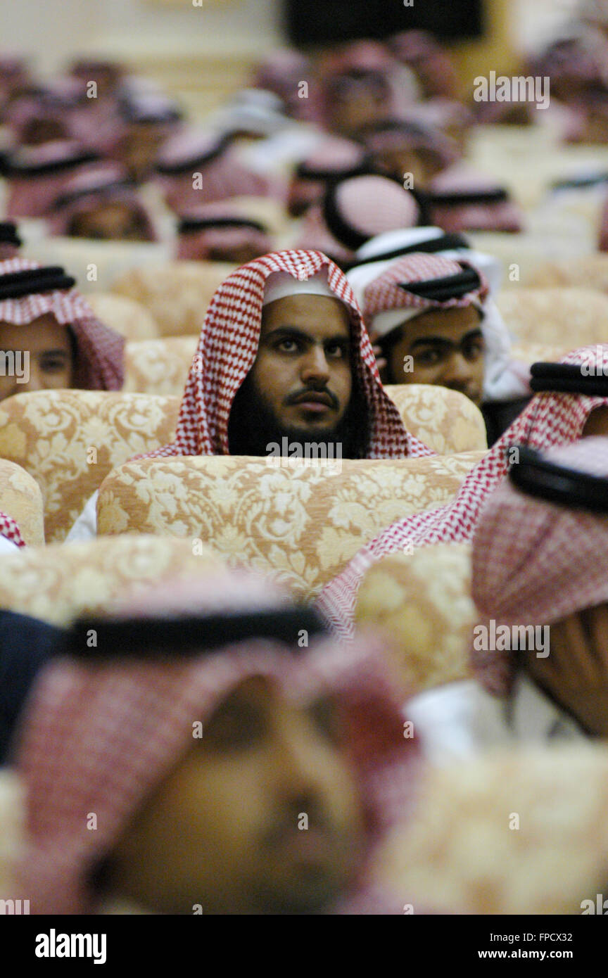 Rich arab men sitting hi-res stock photography and images - Alamy