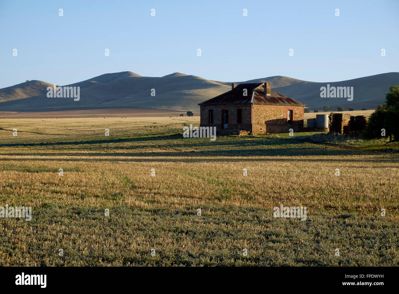 Run down country house australia hi-res stock photography and images ...