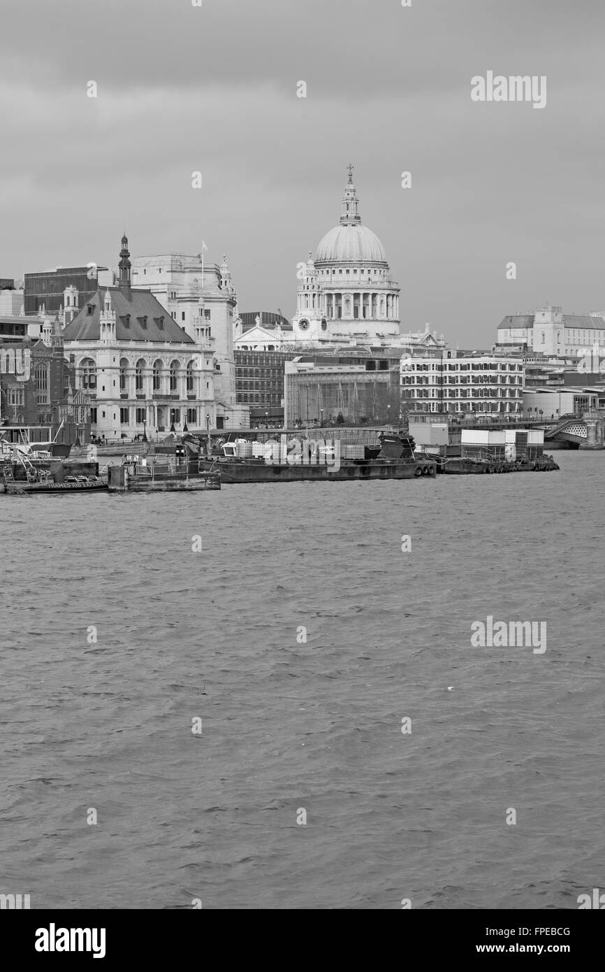 windows in the city of london home and office skyscraper building Stock ...