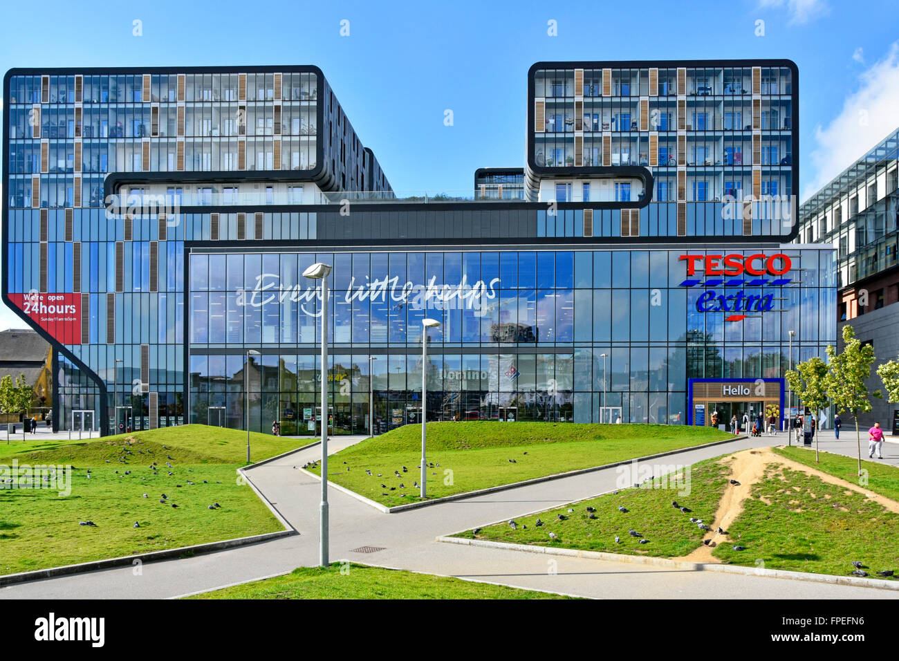 Shoppers at tesco extra hi-res stock photography and images - Alamy