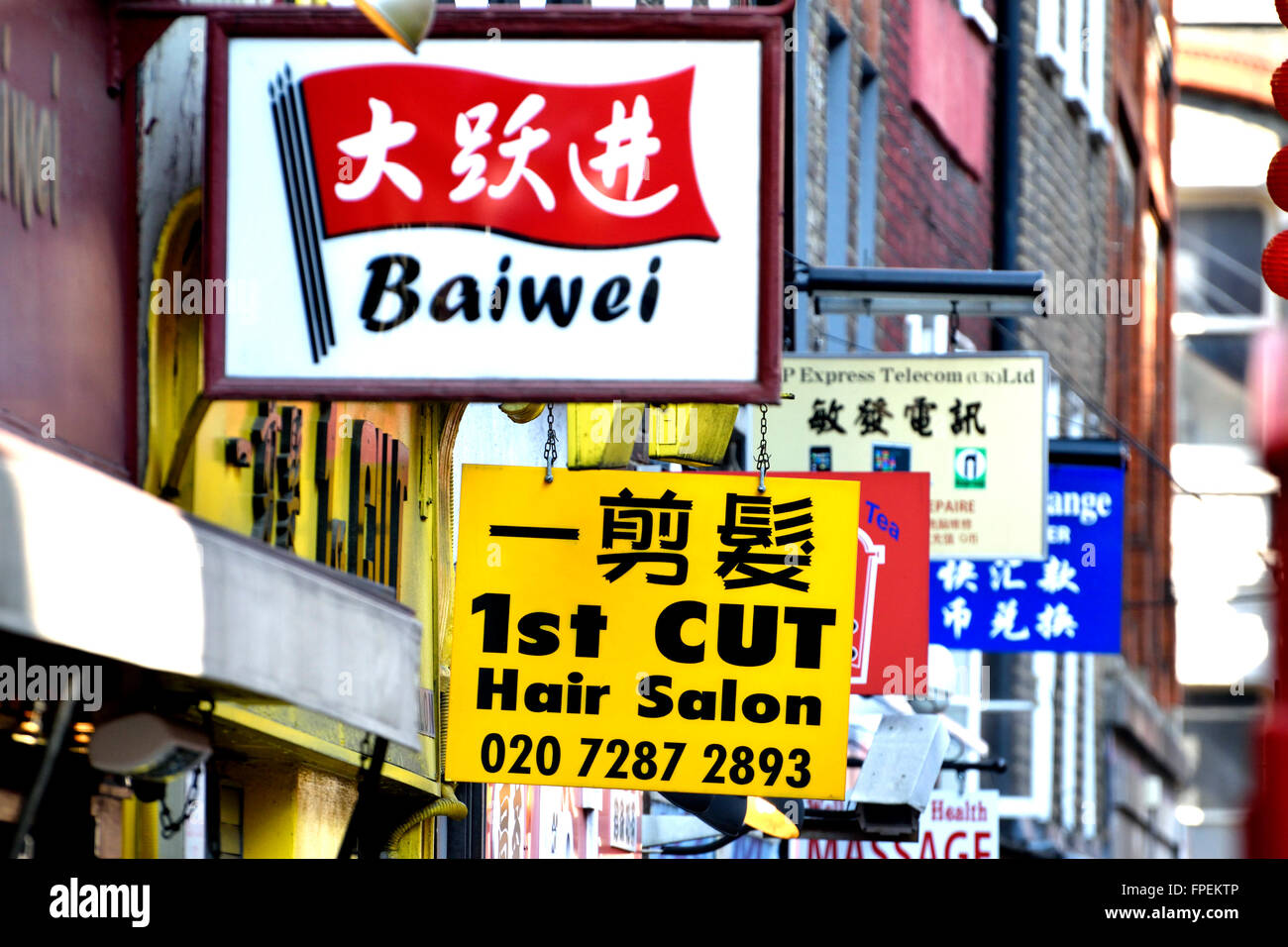 Shops signs chinese writing hi-res stock photography and images - Alamy