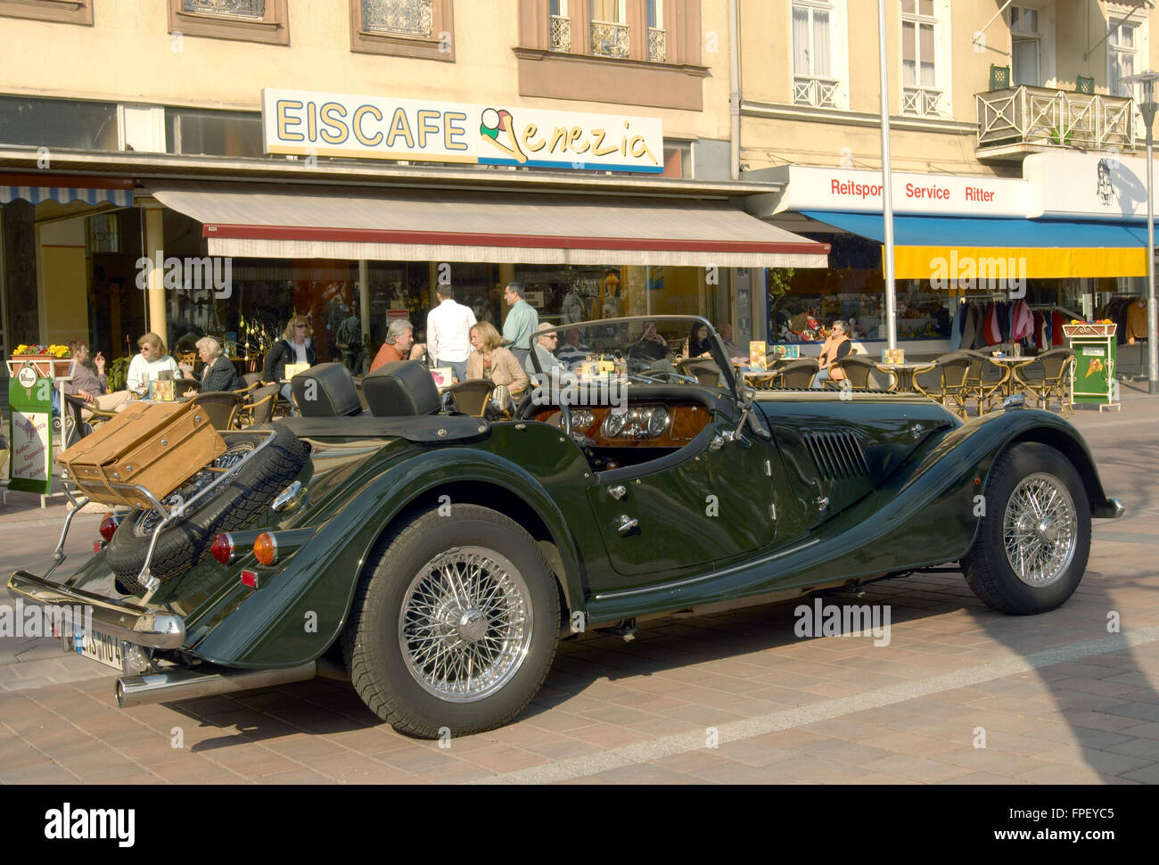 BRD, Rheinland-Pfalz, Bad Ems, Oldtimer in der Römerstrasse Stock Photo ...
