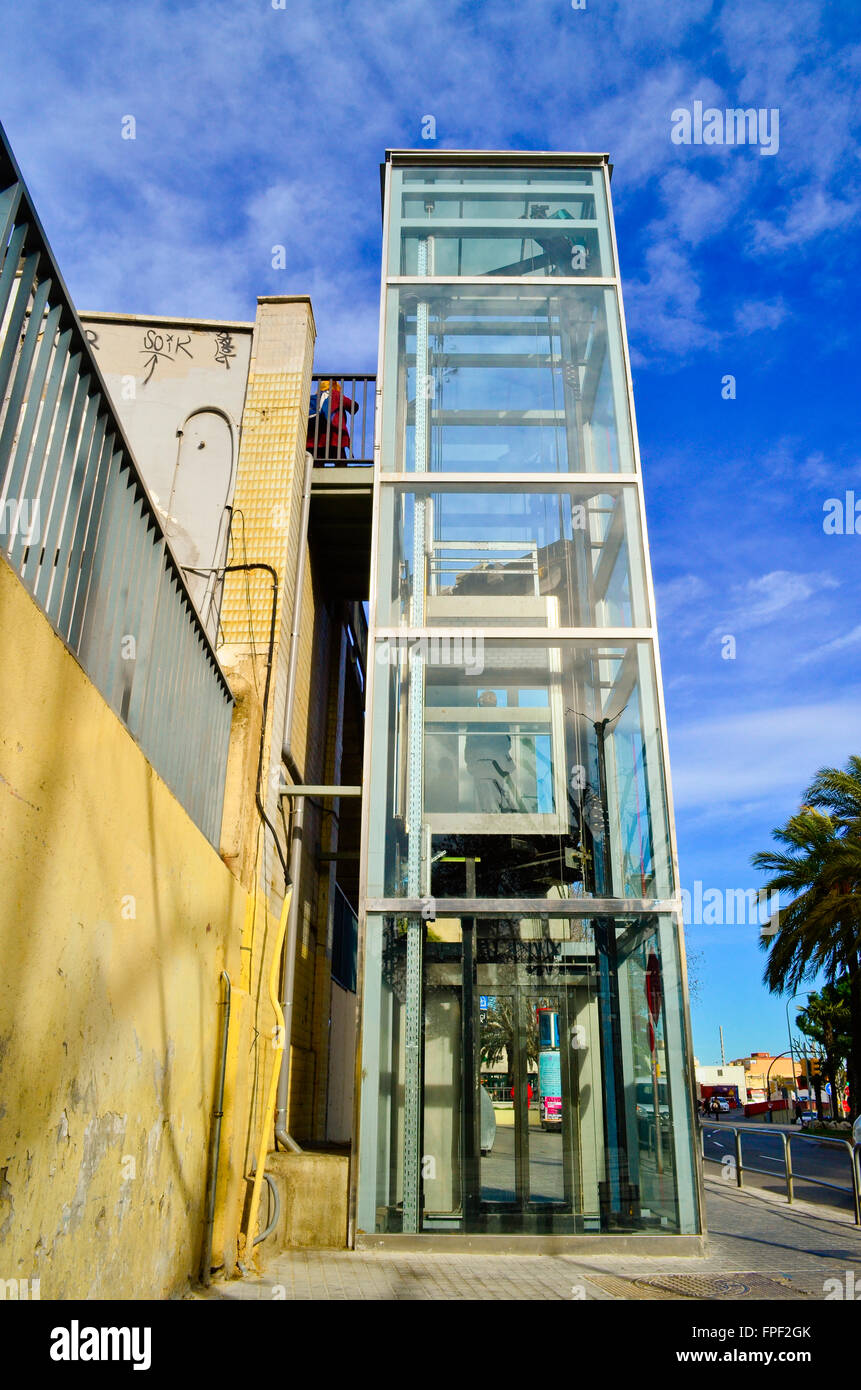 Glass elevator exterior hi-res stock photography and images - Alamy