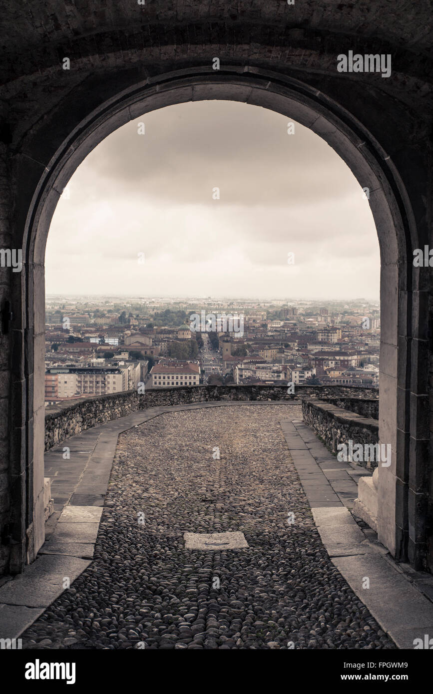 View through and archway hi-res stock photography and images - Alamy