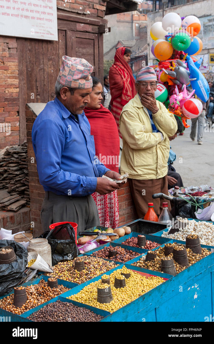 Vendor popcorn hi-res stock photography and images - Alamy