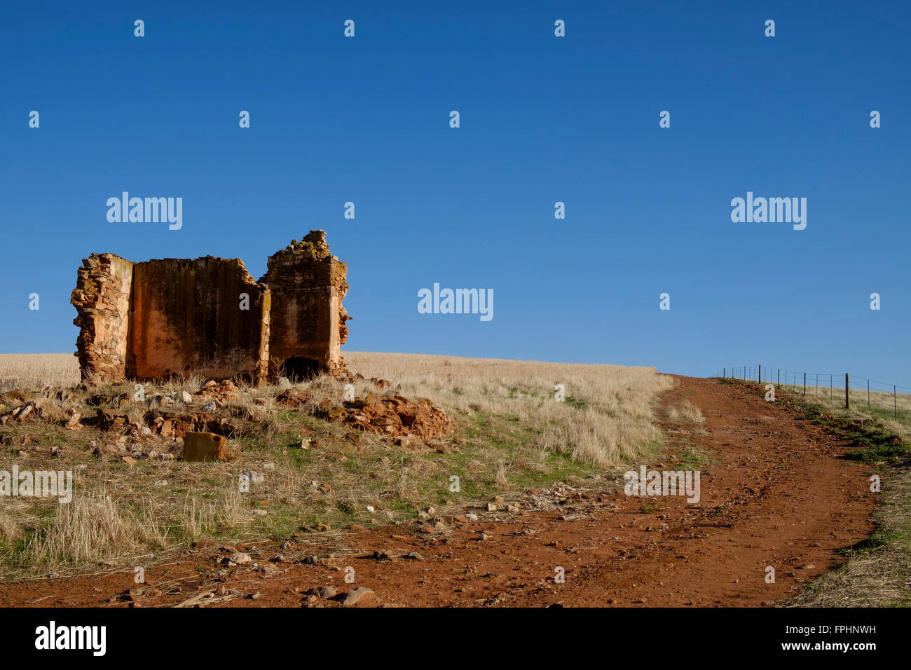 Run down country house australia hi-res stock photography and images ...