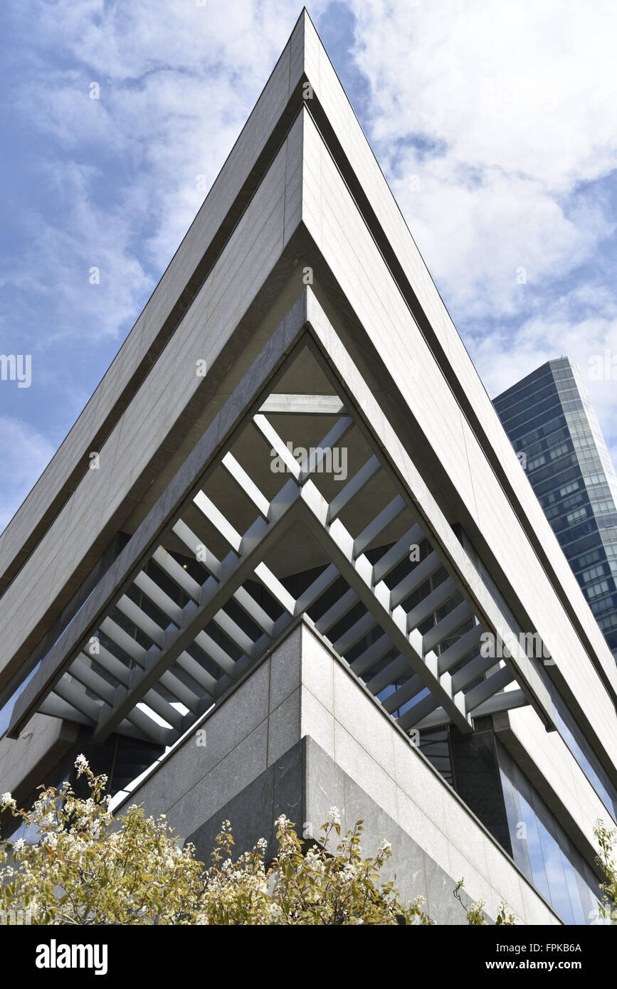 Pyramid building in Battery Park, Manhattan Stock Photo - Alamy