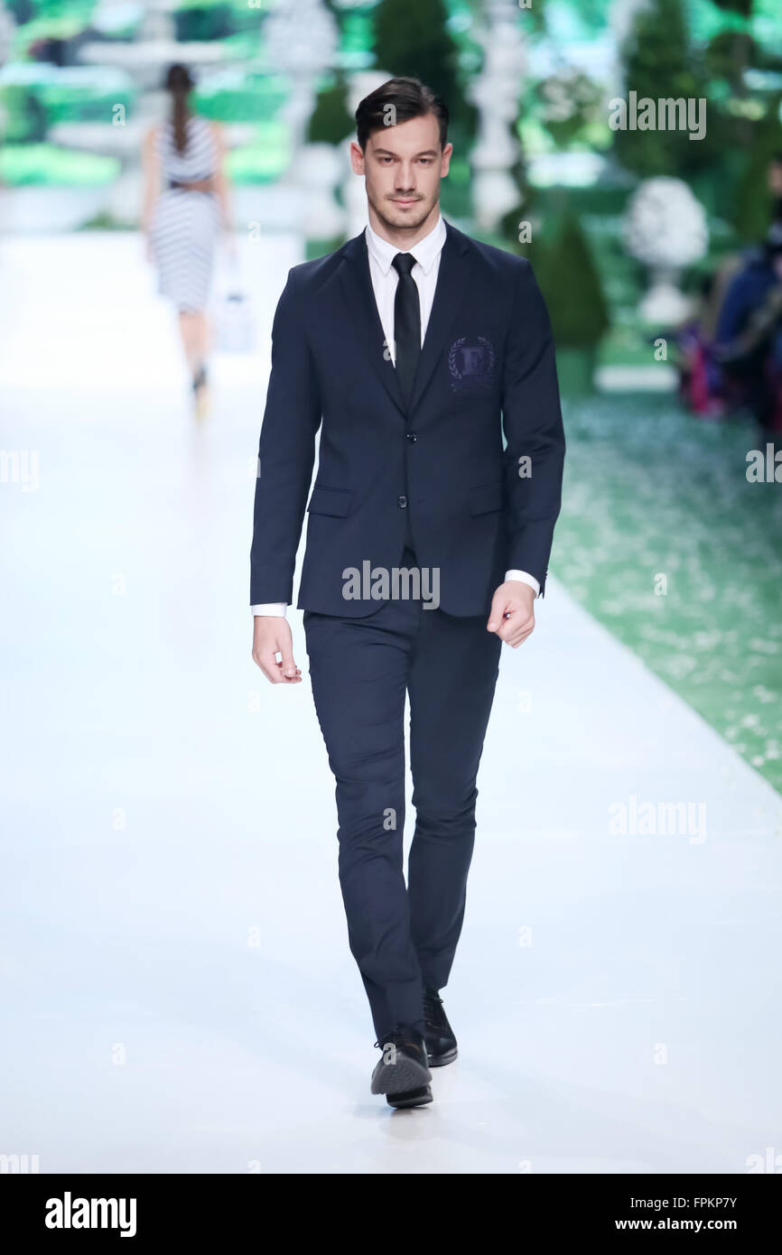 Male model catwalk hi-res stock photography and images - Alamy