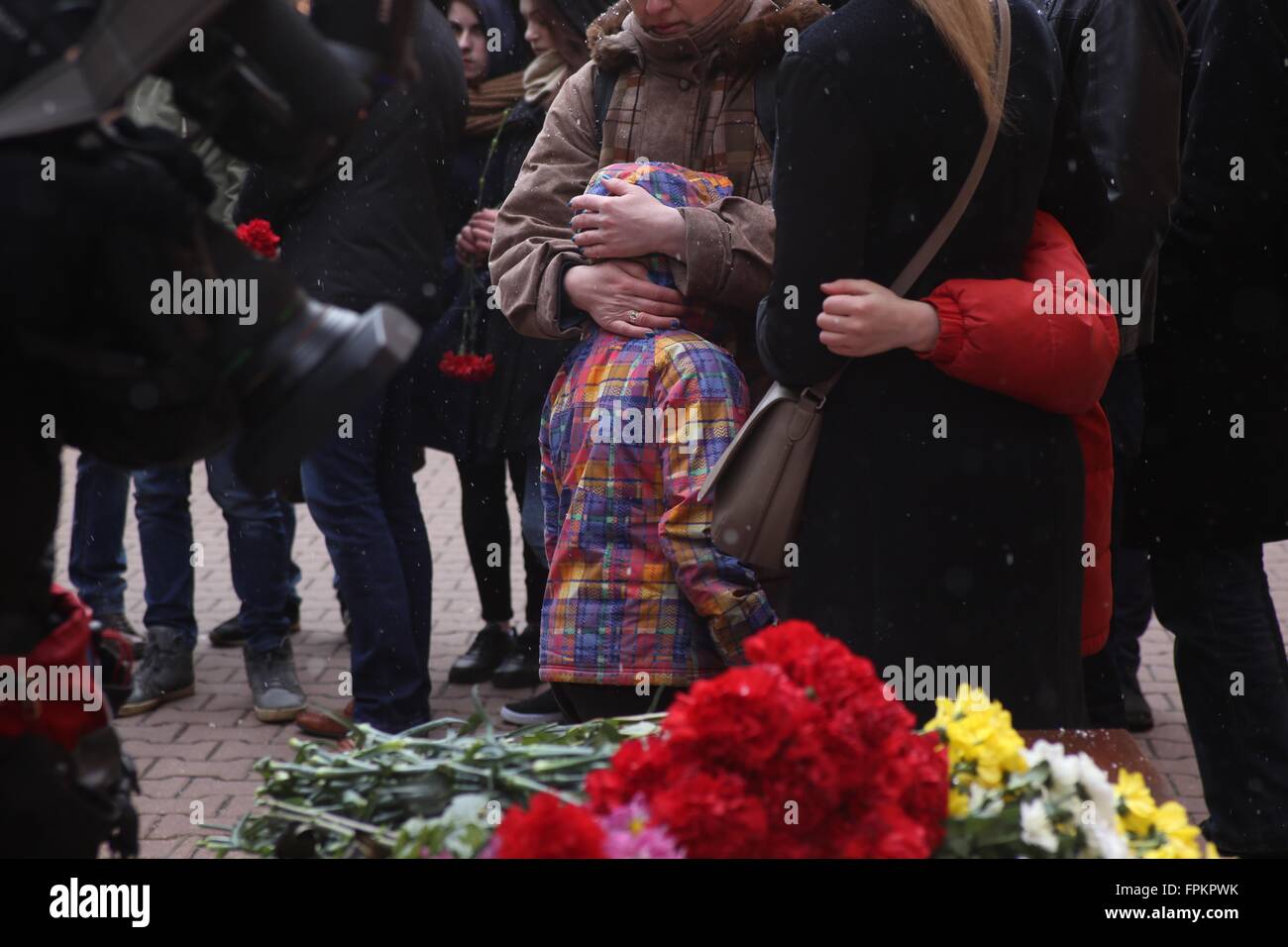 Moscow, Russia. 19th Mar, 2016. People pay condolence to victims of ...