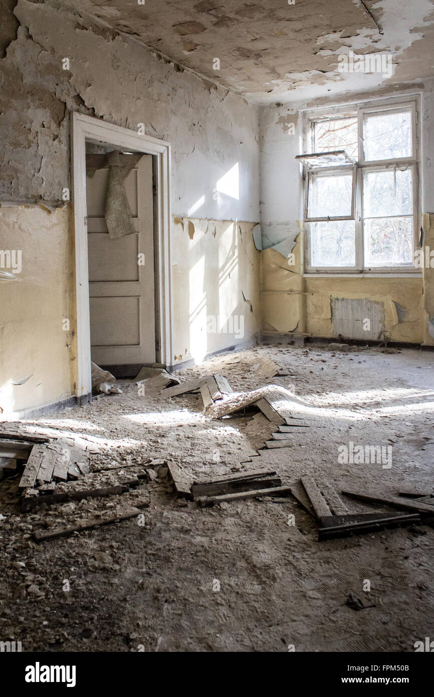 Damaged old wall hi-res stock photography and images - Alamy
