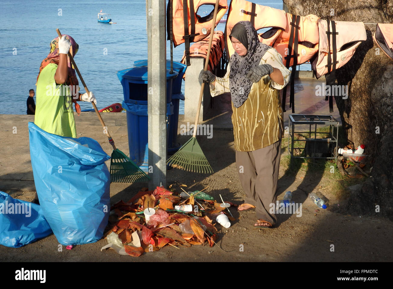 Asia and litter collecting and beach hi-res stock photography and ...