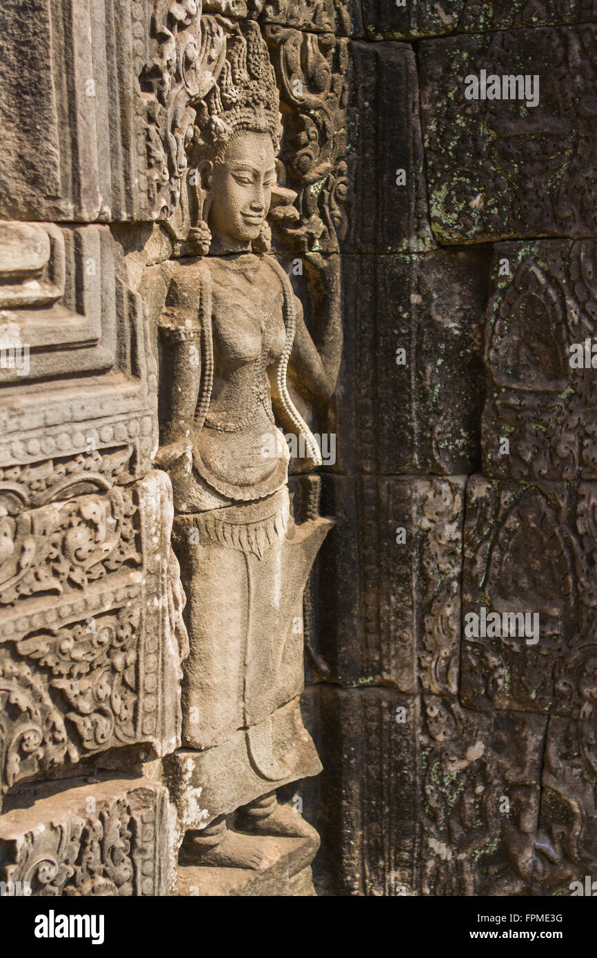 Apsara dancer stone carving at Angkor Wat temple Stock Photo - Alamy
