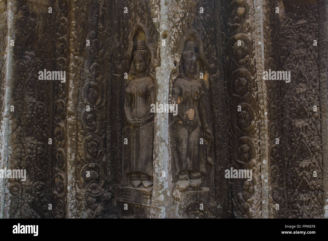 Apsara dancer stone carving at Angkor Wat temple Stock Photo - Alamy
