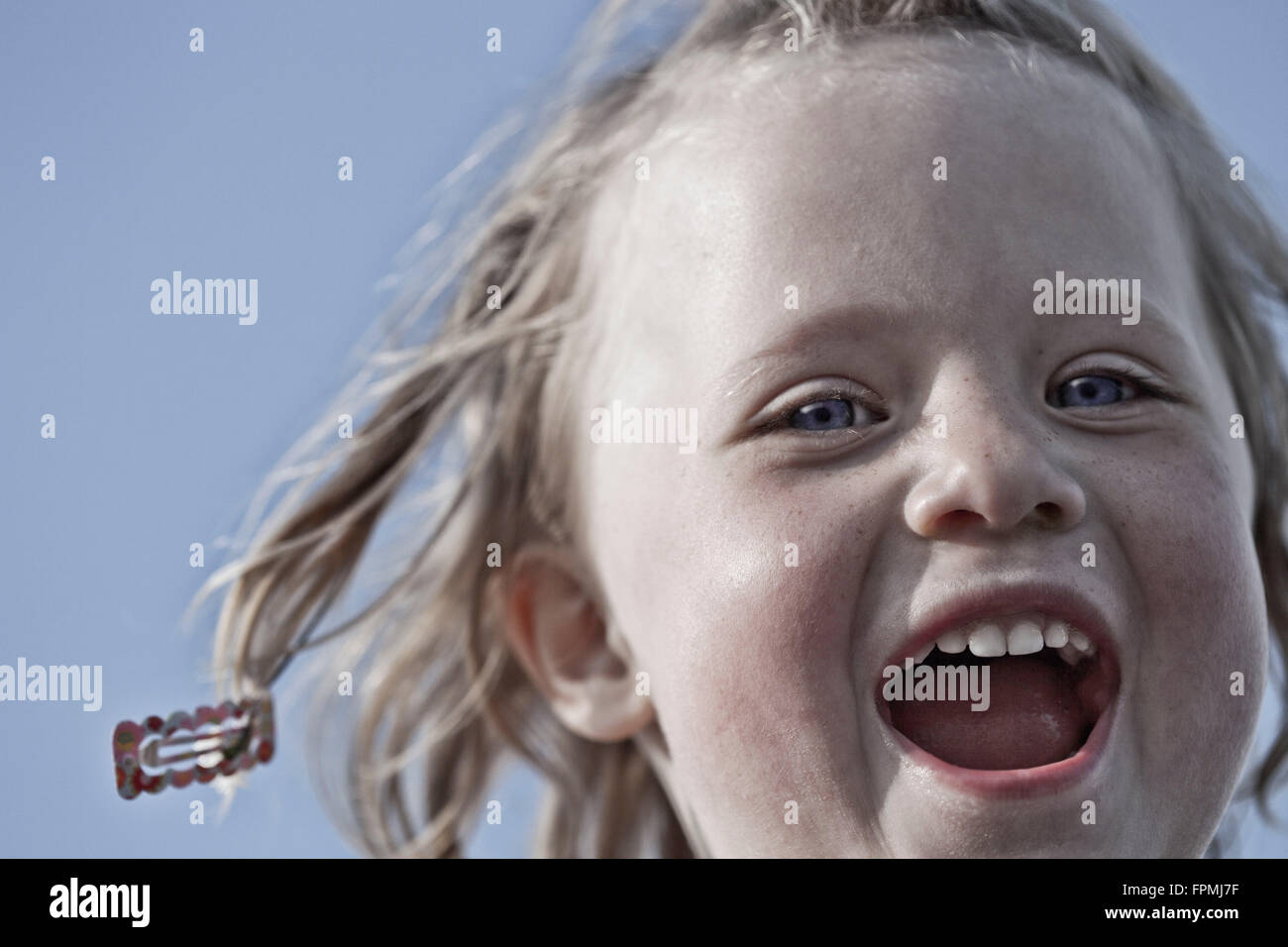Girl looking in camera laughing Stock Photo - Alamy