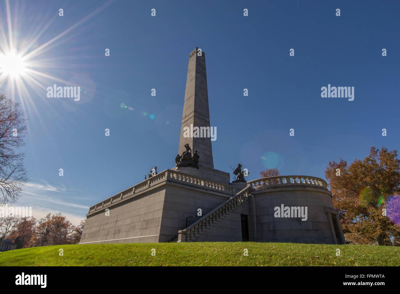 Lincoln Tomb in Springfield, Illinois showing side and rear view Stock ...