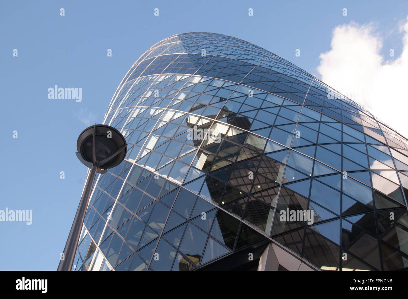 London glass building tall building hi-res stock photography and images ...