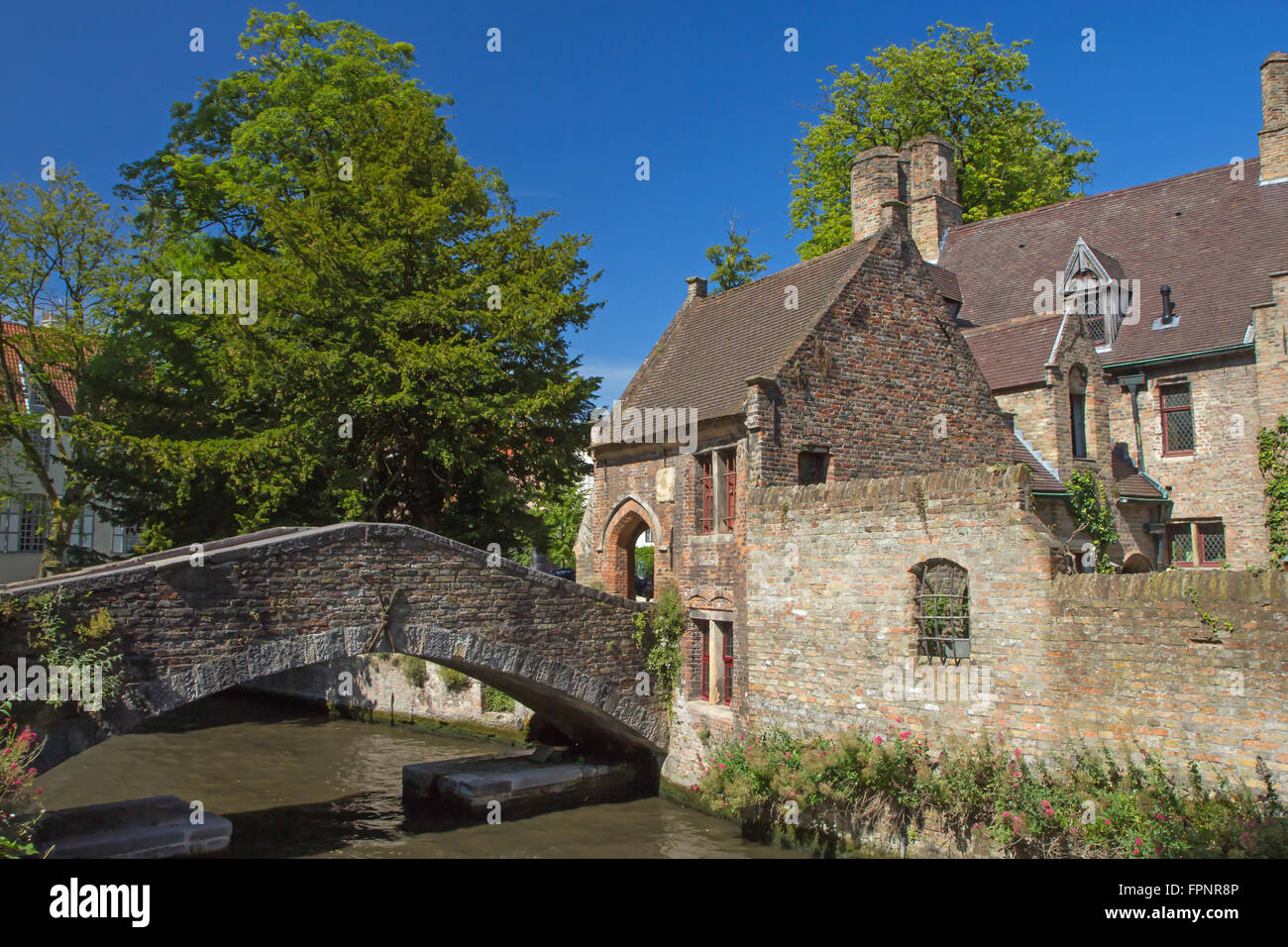 The famous 900 year old stone bridge in Bruges (Belgium Stock Photo - Alamy