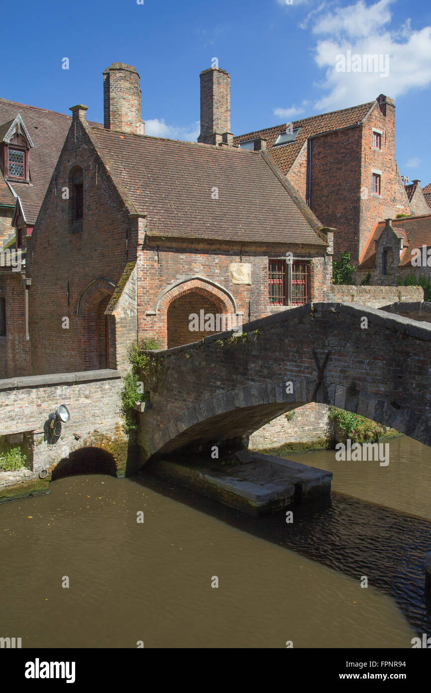 The famous ancient old stone bridge in Bruges (Flanders, Belgium Stock ...