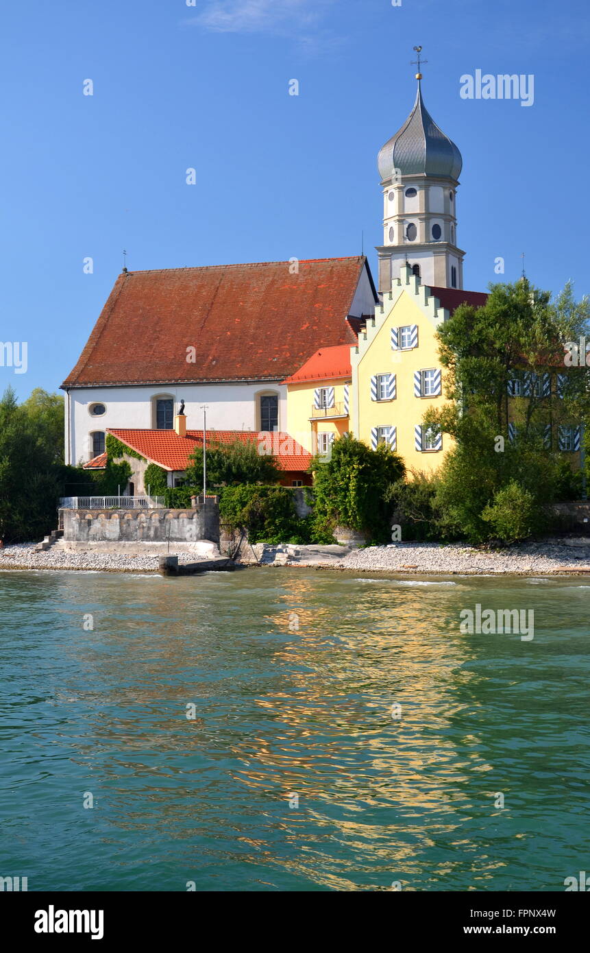 Picturesque view on church in Wasserburg on Lake Bodensee, Germany ...