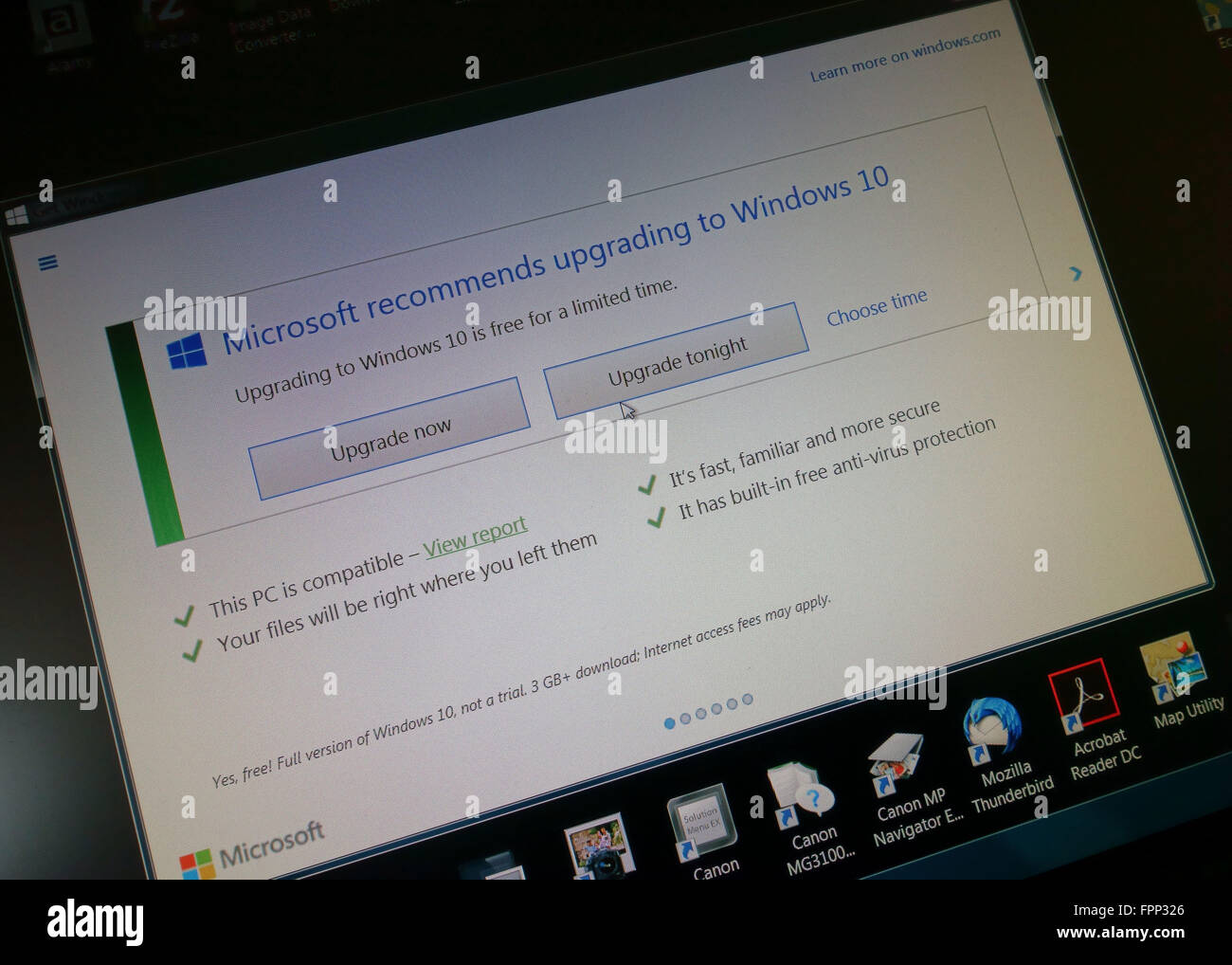 Microsoft Windows 10 free upgrade promotional message on computer ...