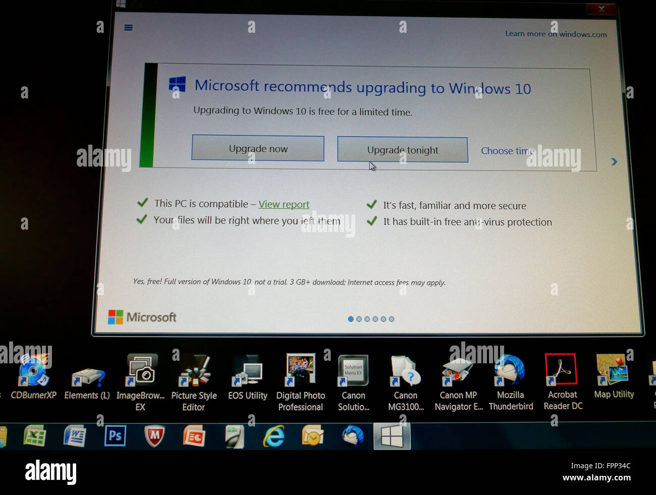Microsoft Windows 10 free upgrade promotional message on computer ...
