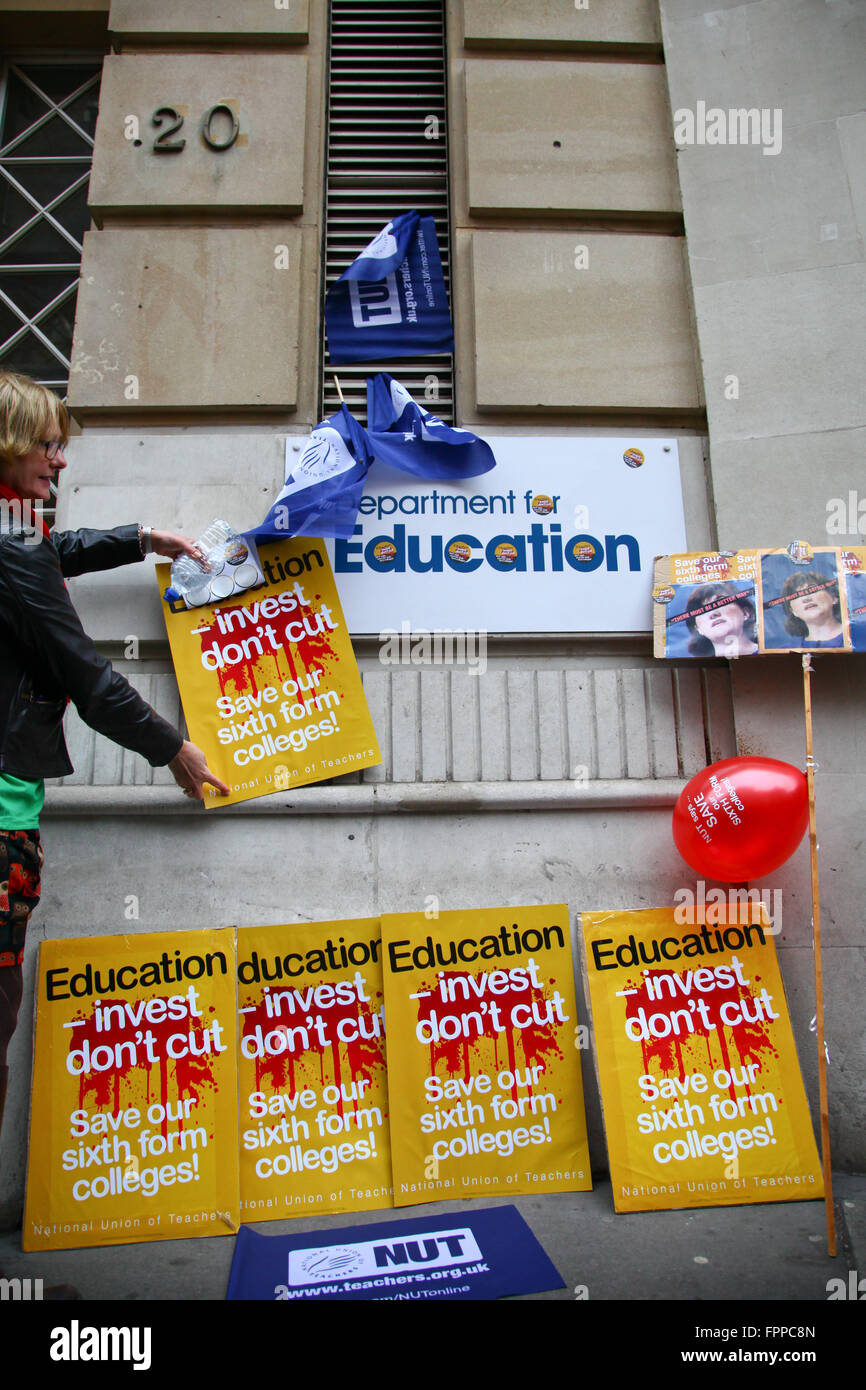 London, UK. 15th March, 2016 - Sixth form college teachers rally in ...