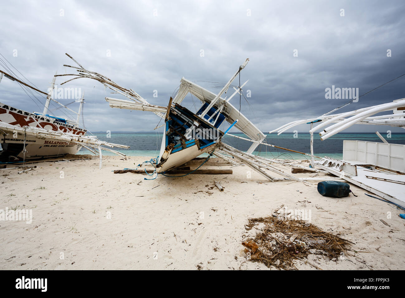 Broken sail boat hi-res stock photography and images - Alamy