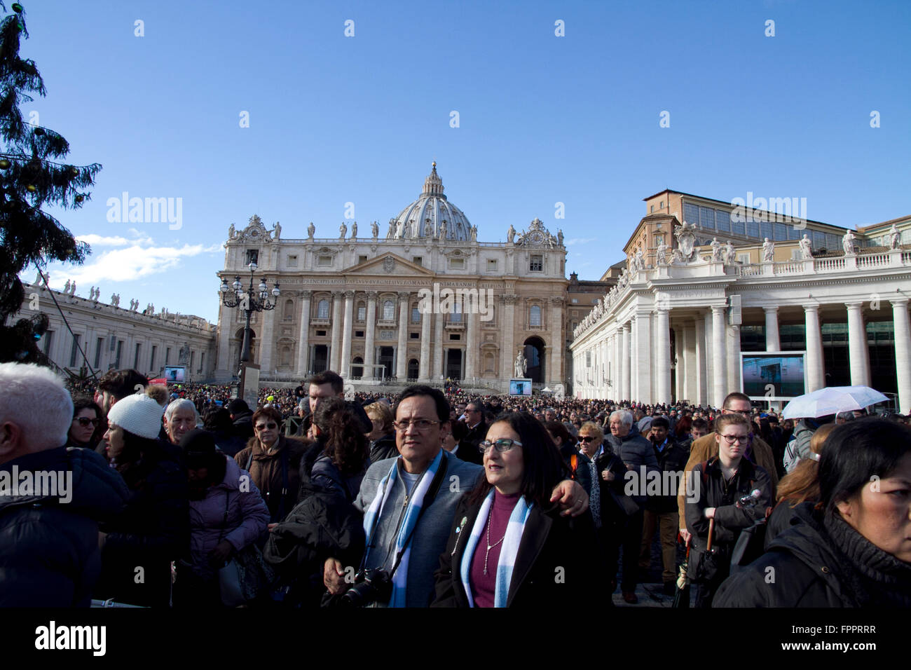 People in San Peter square Vatican Rome italy Stock Photo - Alamy