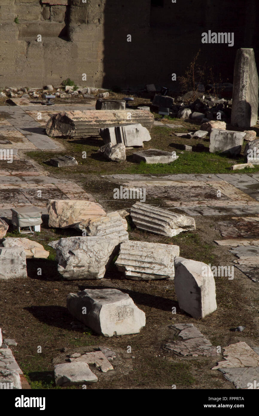 Building ruins and ancient columns in rome hi-res stock photography and ...
