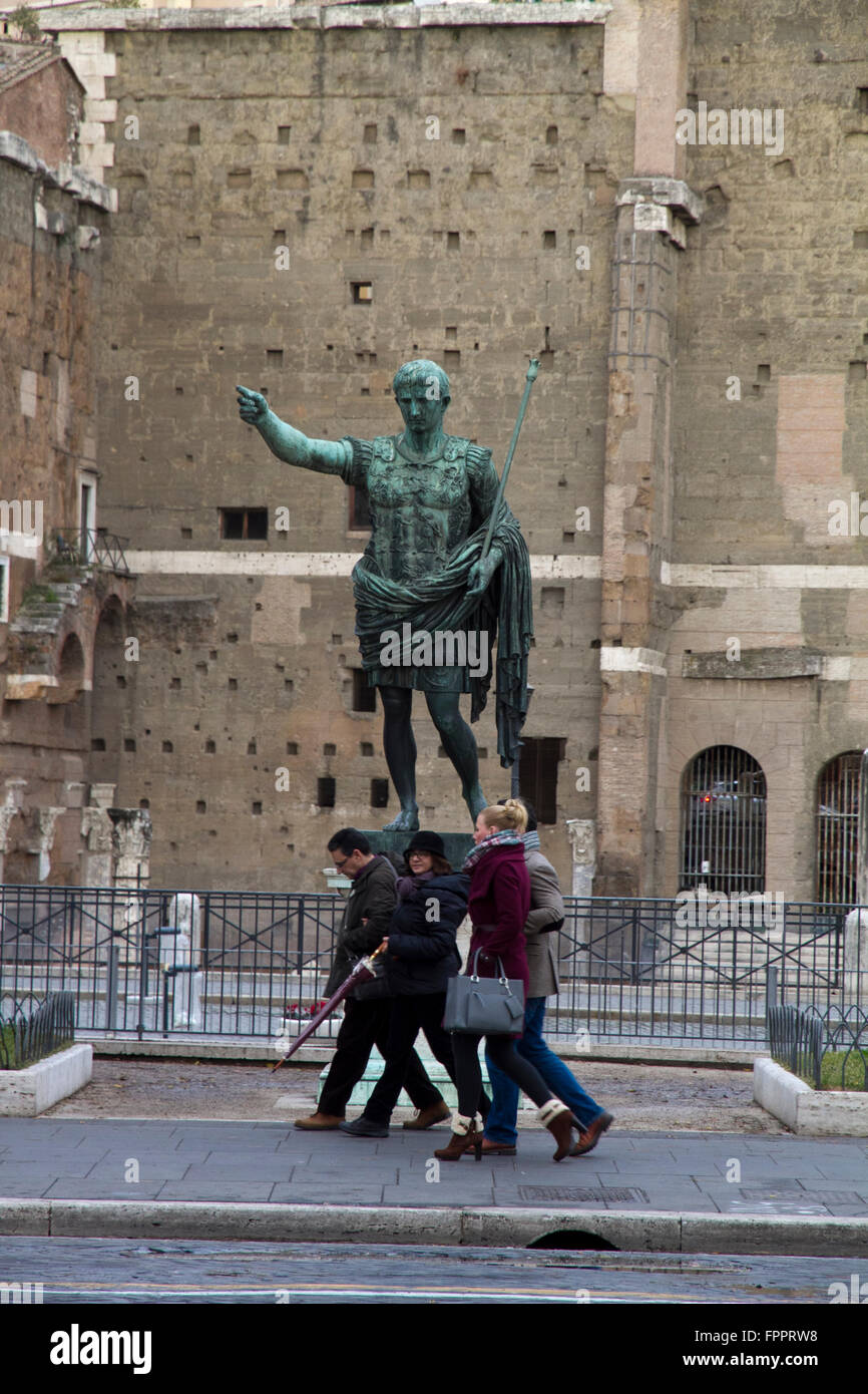 Street statue hi-res stock photography and images - Alamy