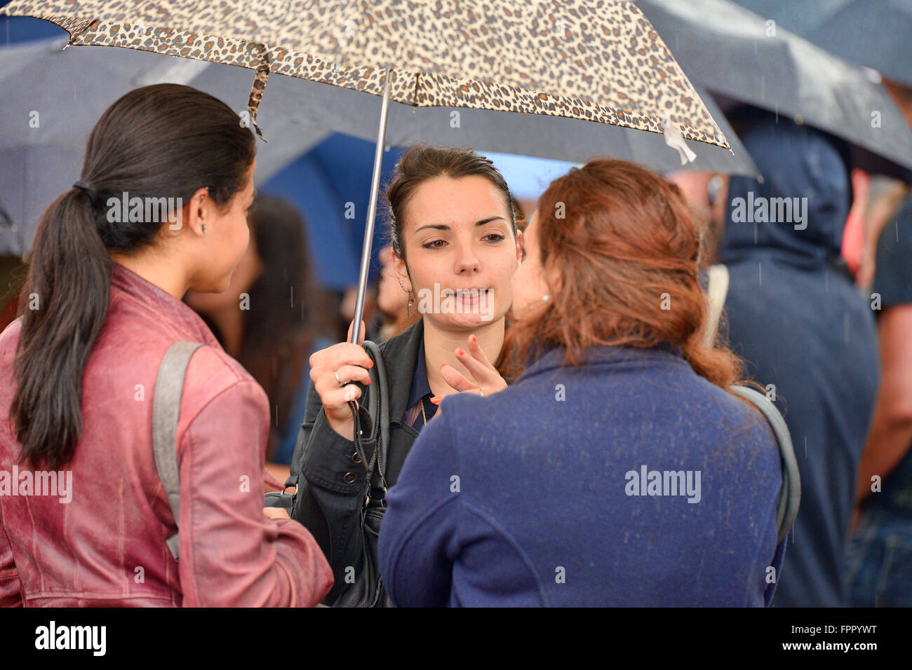 BARCELONA - MAY 30: Audience watch a concert at Heineken Primavera ...