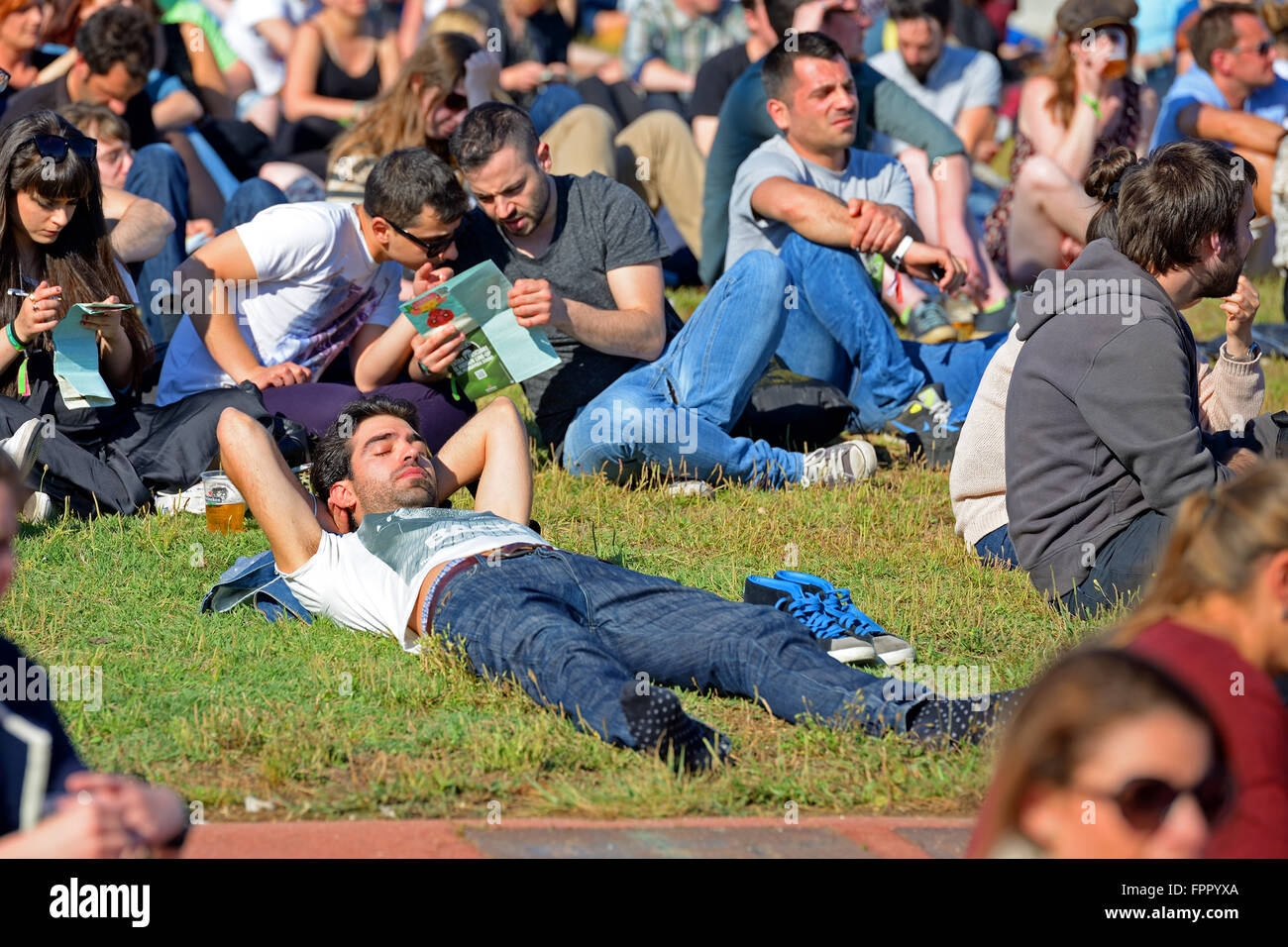BARCELONA - MAY 30: Audience watch a concert at Heineken Primavera ...