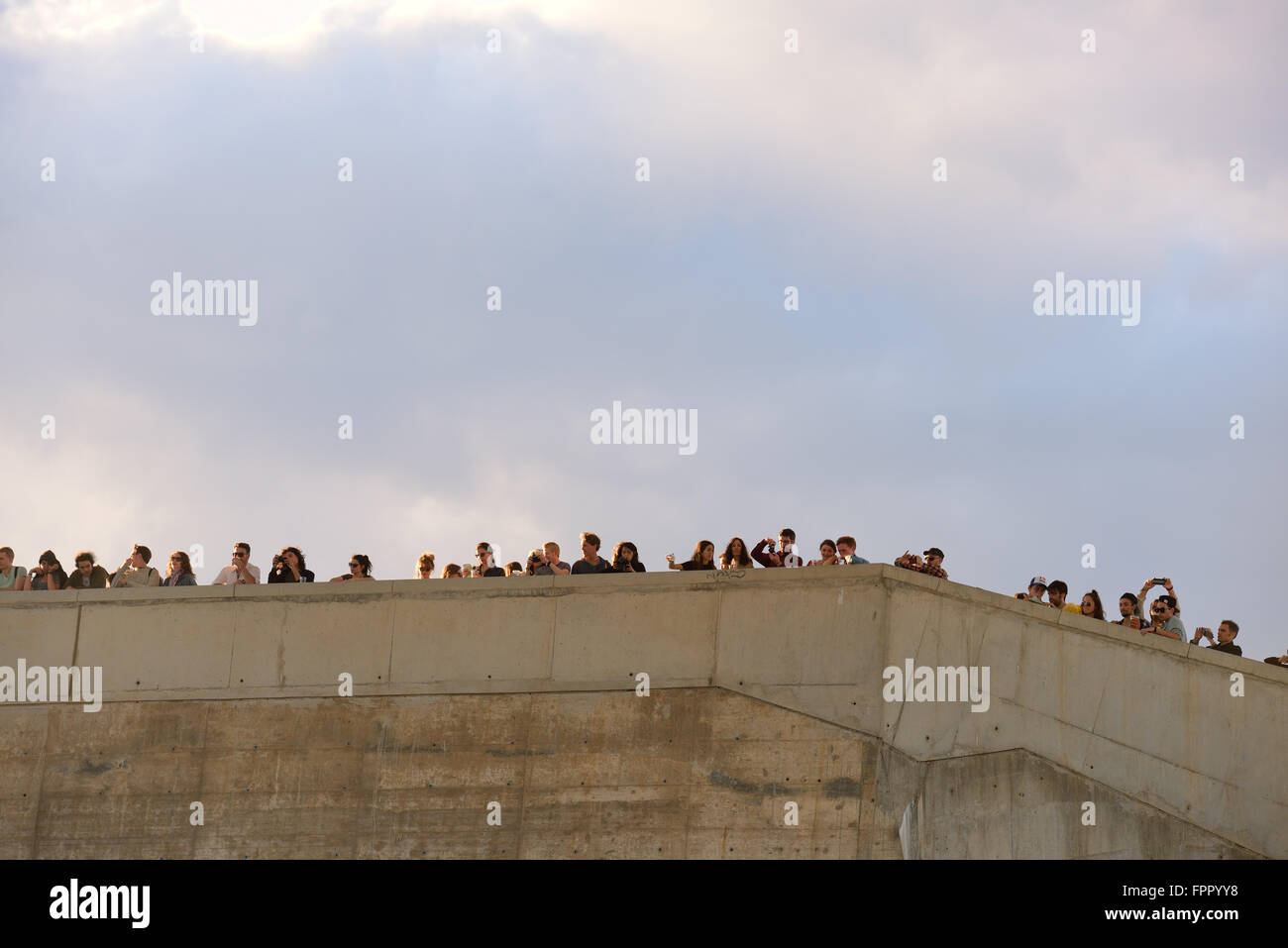 BARCELONA - MAY 30: Audience watch a concert at Heineken Primavera ...