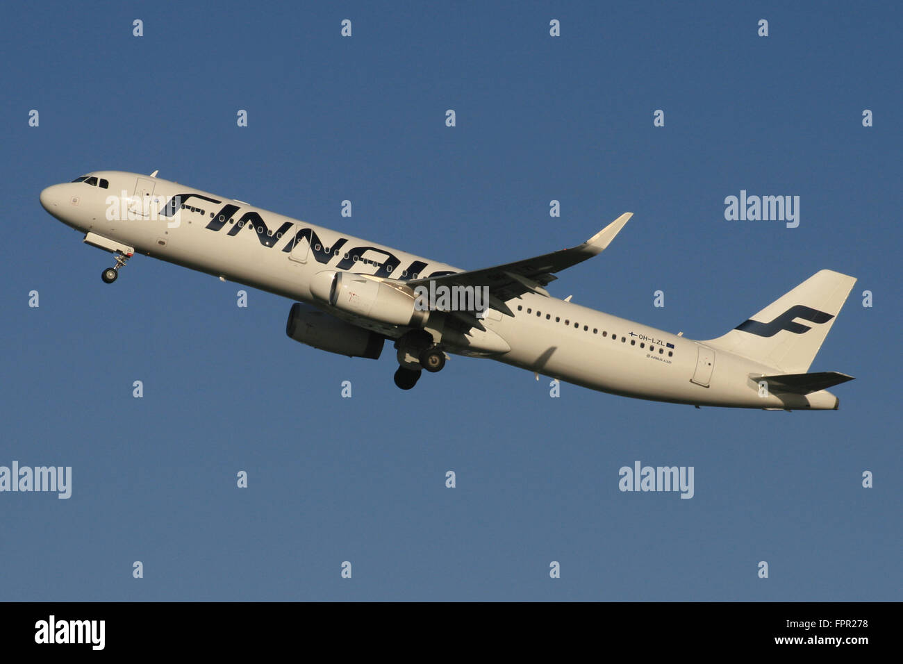 Finnair airbus a321 landing hi-res stock photography and images - Alamy