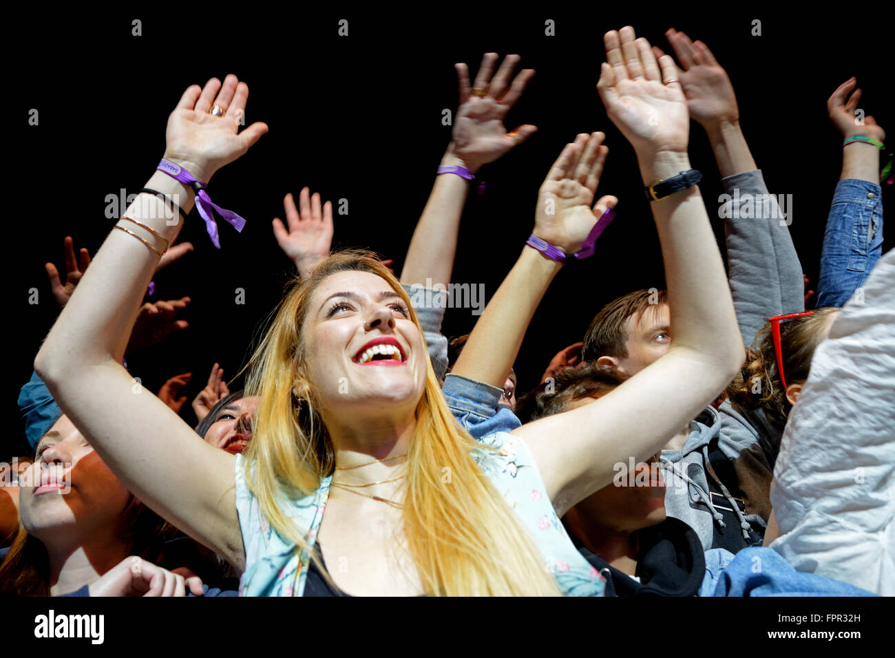 BARCELONA - MAY 30: Audience watch a concert at Heineken Primavera ...
